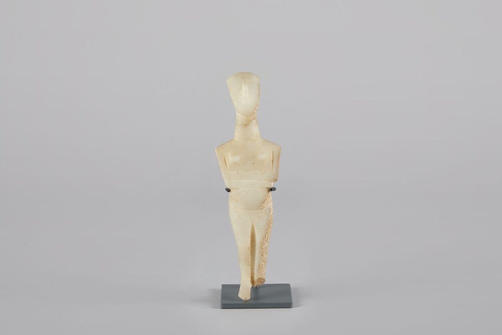 344 - Female figurine with folded arms - Sainsbury Centre