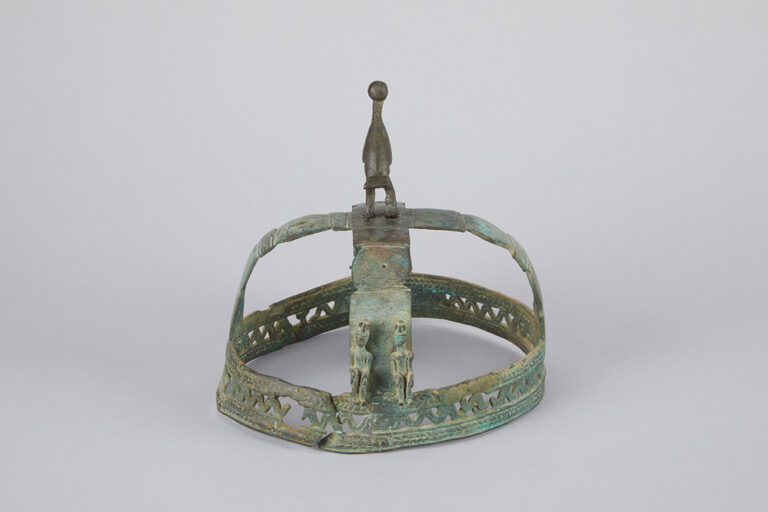 927a - Chief's regalia (crown) - Sainsbury Centre