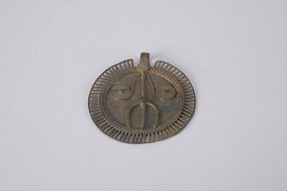 927d - Chief's regalia (disc pendant) - Sainsbury Centre